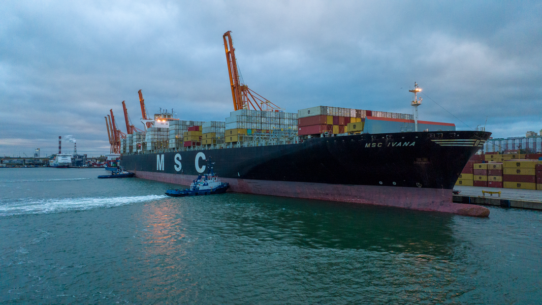 A giant containership has called at the Port of Gdynia [VIDEO ...