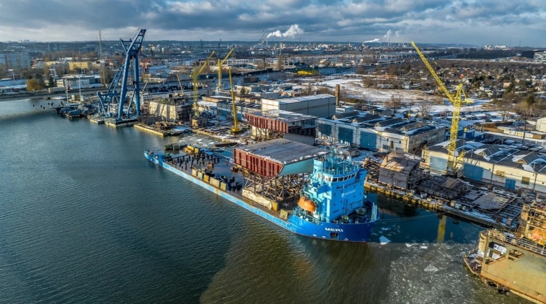 The stern block for the second Icon is departing from Gdańsk to Finland ...